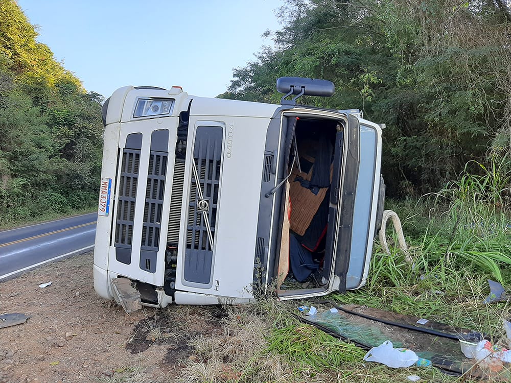 Carreta com placas de Concórdia tomba na SC-283 em Seara - BelosF7 Carreta com placas de Concórdia tomba na SC-283 em Seara - BelosF7